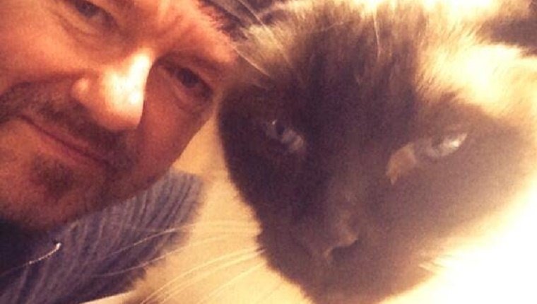 Ricky Gervais Speaks Out To Make Cat Declawing Illegal In New York ...